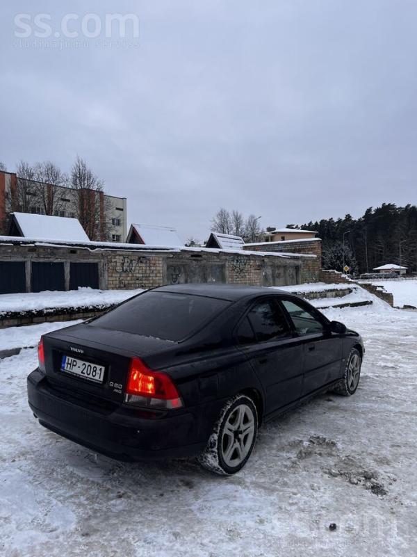 Black Volvo S60 2001 in Jelgava, with an engine capacity of 2.40 L and mileage of 0 thousand km for 1400 €, photo 4 on AUTOMOTO.COM.LV