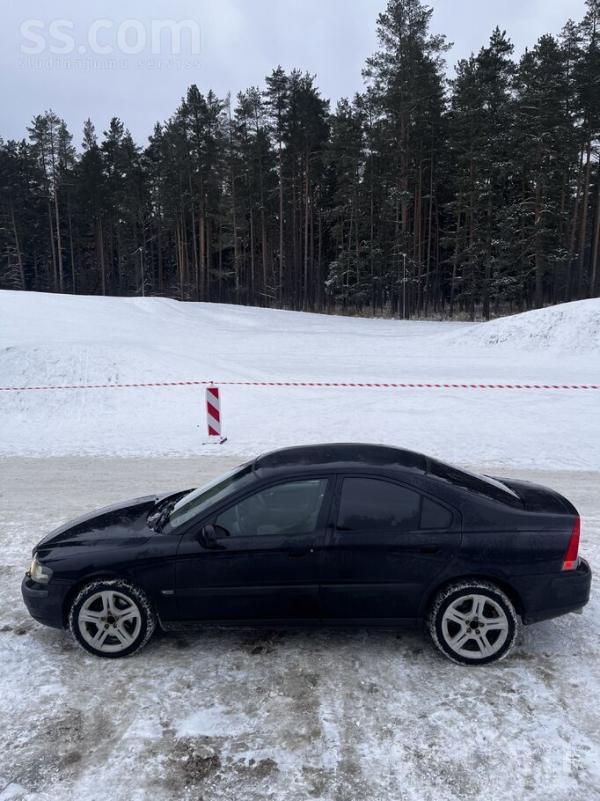 Black Volvo S60 2001 in Jelgava, with an engine capacity of 2.40 L and mileage of 0 thousand km for 1400 €, photo 6 on AUTOMOTO.COM.LV