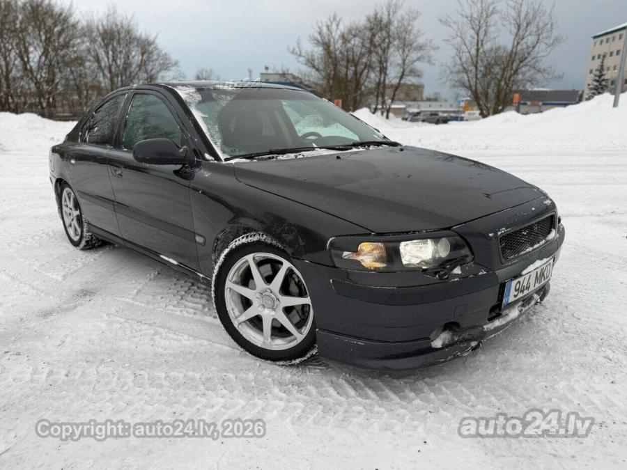 Black Volvo S60 2001 in Tallinn, with an engine capacity of 2.40 L and mileage of 275 thousand km for 1300 €, photo 3 on AUTOMOTO.COM.LV
