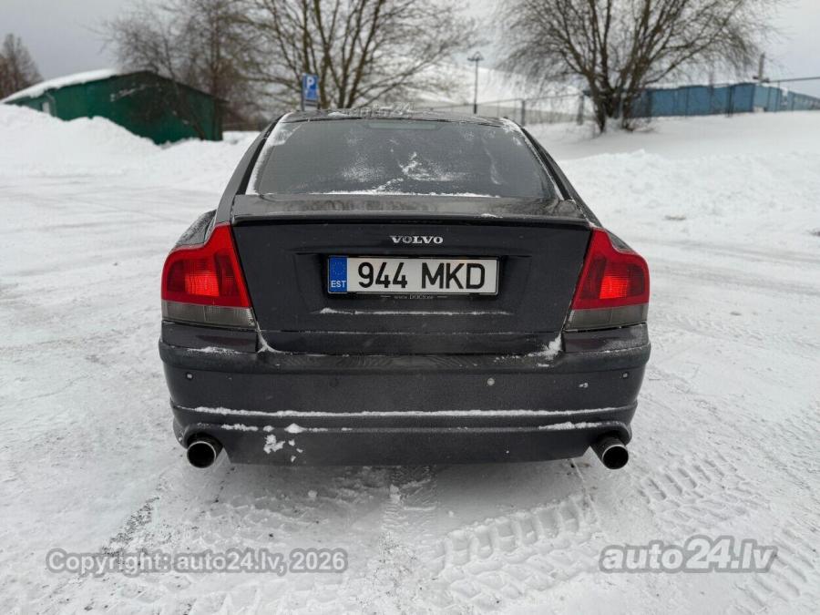 Black Volvo S60 2001 in Tallinn, with an engine capacity of 2.40 L and mileage of 275 thousand km for 1300 €, photo 5 on AUTOMOTO.COM.LV