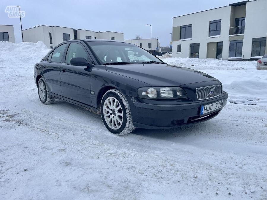 Melns Volvo S60 2001 Viļņa, ar dzinēja tilpumu 2.30 L un nobraukumu 289 tūkst. km par 1900 €, foto 1 vietnē AUTOMOTO.COM.LV