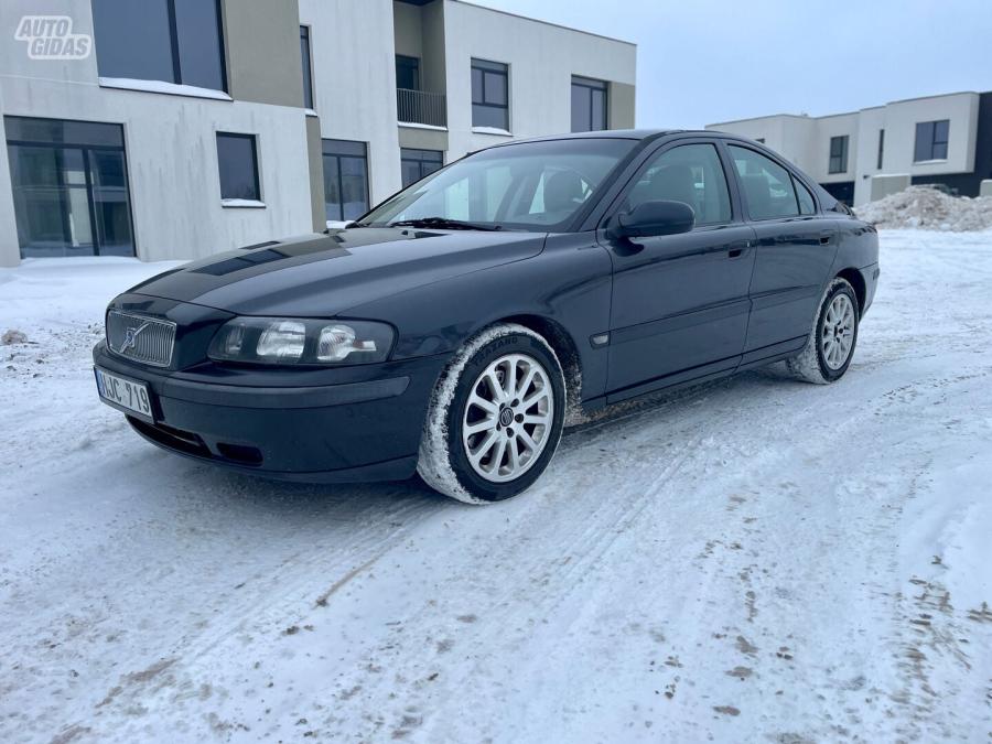 Melns Volvo S60 2001 Viļņa, ar dzinēja tilpumu 2.30 L un nobraukumu 289 tūkst. km par 1900 €, foto 2 vietnē AUTOMOTO.COM.LV