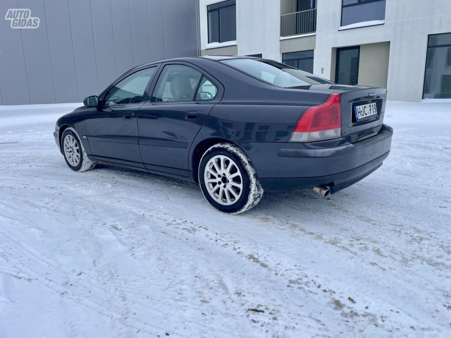 Melns Volvo S60 2001 Viļņa, ar dzinēja tilpumu 2.30 L un nobraukumu 289 tūkst. km par 1900 €, foto 3 vietnē AUTOMOTO.COM.LV