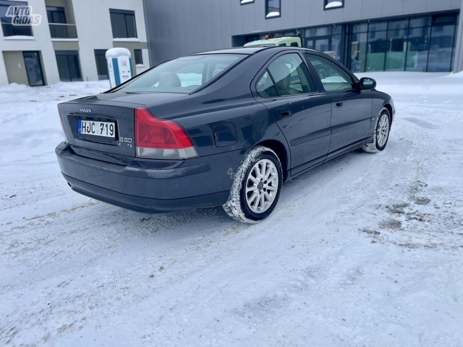 Melns Volvo S60 2001 Viļņa, ar dzinēja tilpumu 2.30 L un nobraukumu 289 tūkst. km par 1900 €, foto 4 vietnē AUTOMOTO.COM.LV