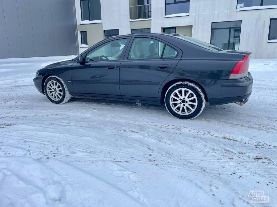 Melns Volvo S60 2001 Viļņa, ar dzinēja tilpumu 2.30 L un nobraukumu 289 tūkst. km par 1900 €, foto 8 vietnē AUTOMOTO.COM.LV