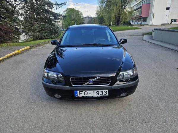 Black Volvo S60 2001 in Jekabpils, with an engine capacity of 2.40 L and mileage of 332 thousand km for 1690 €, photo 2 on AUTOMOTO.COM.LV