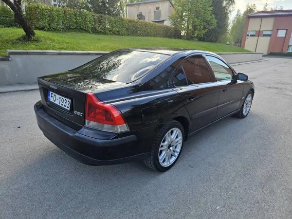 Black Volvo S60 2001 in Jekabpils, with an engine capacity of 2.40 L and mileage of 332 thousand km for 1690 €, photo 5 on AUTOMOTO.COM.LV