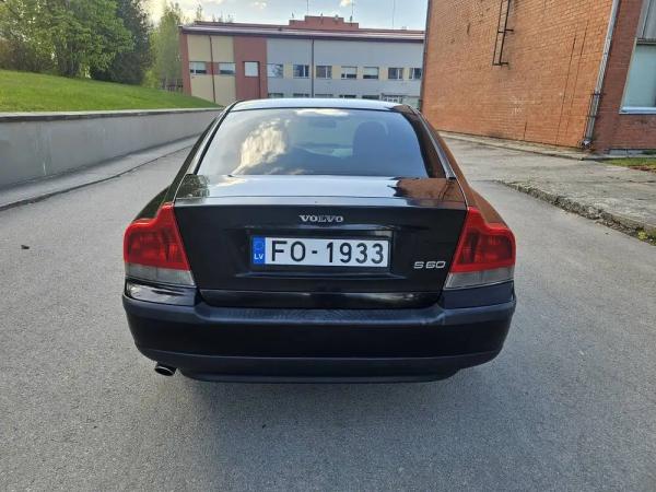 Black Volvo S60 2001 in Jekabpils, with an engine capacity of 2.40 L and mileage of 332 thousand km for 1690 €, photo 6 on AUTOMOTO.COM.LV