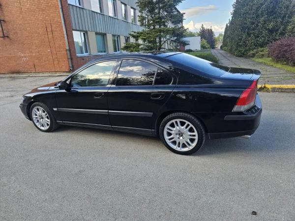 Black Volvo S60 2001 in Jekabpils, with an engine capacity of 2.40 L and mileage of 332 thousand km for 1690 €, photo 8 on AUTOMOTO.COM.LV