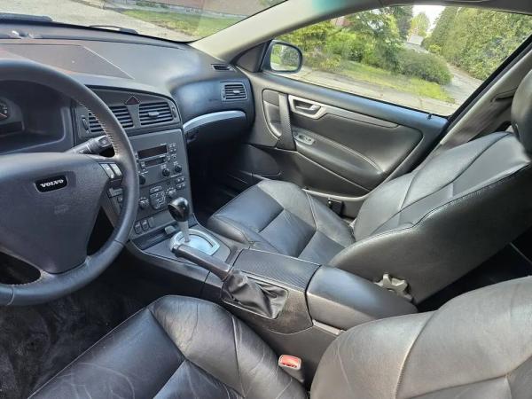 Black Volvo S60 2001 in Jekabpils, with an engine capacity of 2.40 L and mileage of 332 thousand km for 1690 €, photo 9 on AUTOMOTO.COM.LV