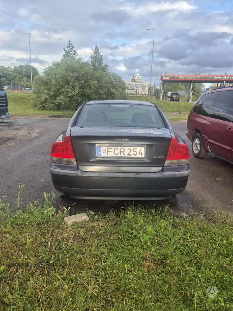 Melns Volvo S60 2001 Kauņa, ar dzinēja tilpumu 2.40 L un nobraukumu 390 tūkst. km par 900 €, foto 3 vietnē AUTOMOTO.COM.LV