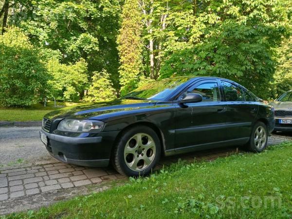 Black Volvo S60 2001 in Riga, with an engine capacity of 2.40 L and mileage of 407 thousand km for 925 €, photo 1 on AUTOMOTO.COM.LV