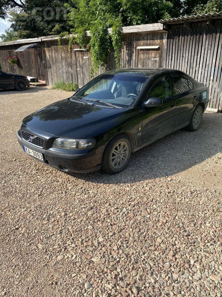 Black Volvo S60 2001 in Bauska, with an engine capacity of 2.40 L and mileage of 515 thousand km for 700 €, photo 1 on AUTOMOTO.COM.LV