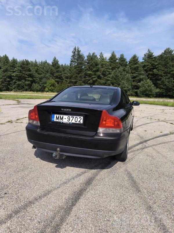 Melns Volvo S60 2001 Tukums, ar dzinēja tilpumu 2.40 L un nobraukumu 420 tūkst. km par 1350 €, foto 2 vietnē AUTOMOTO.COM.LV