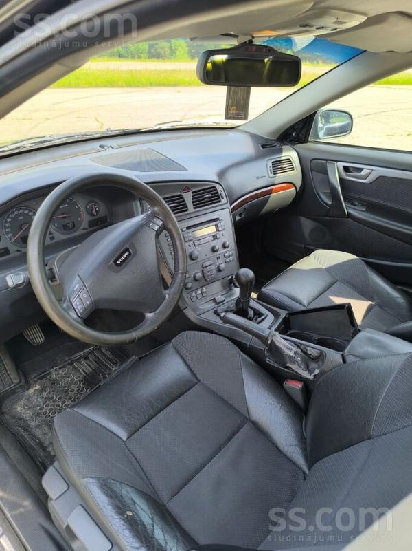 Melns Volvo S60 2001 Tukums, ar dzinēja tilpumu 2.40 L un nobraukumu 420 tūkst. km par 1350 €, foto 3 vietnē AUTOMOTO.COM.LV
