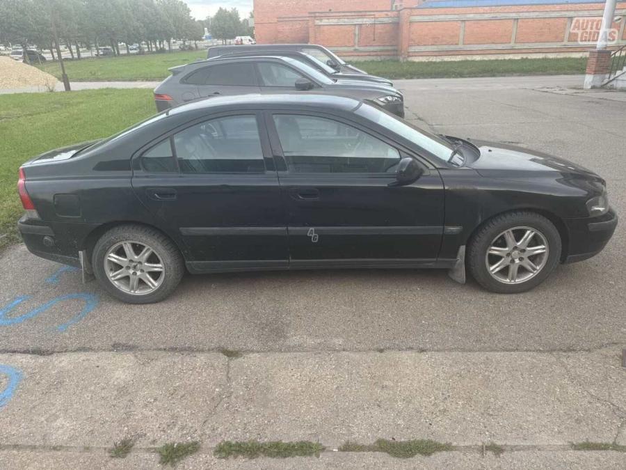 Black Volvo S60 2001 in Siauliai, with an engine capacity of 2.40 L and mileage of 303 thousand km for 1150 €, photo 3 on AUTOMOTO.COM.LV