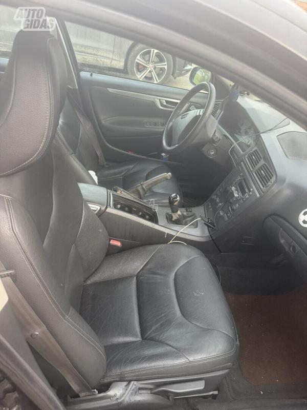 Black Volvo S60 2001 in Siauliai, with an engine capacity of 2.40 L and mileage of 303 thousand km for 1150 €, photo 6 on AUTOMOTO.COM.LV