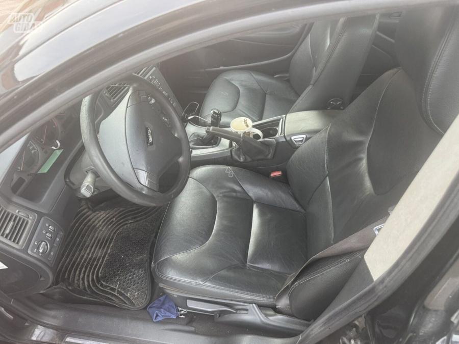 Black Volvo S60 2001 in Siauliai, with an engine capacity of 2.40 L and mileage of 303 thousand km for 1150 €, photo 7 on AUTOMOTO.COM.LV