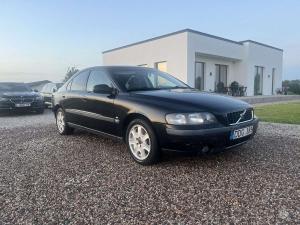 Black Volvo S60 2001 in Alytus, with an engine capacity of 2.40 L and mileage of 382 thousand km for 1199 €, photo 3 on AUTOMOTO.COM.LV