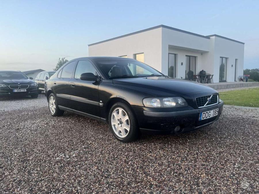 Black Volvo S60 2001 in Alytus, with an engine capacity of 2.40 L and mileage of 382 thousand km for 1199 €, photo 3 on AUTOMOTO.COM.LV