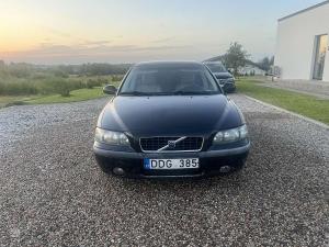 Black Volvo S60 2001 in Alytus, with an engine capacity of 2.40 L and mileage of 382 thousand km for 1199 €, photo 4 on AUTOMOTO.COM.LV
