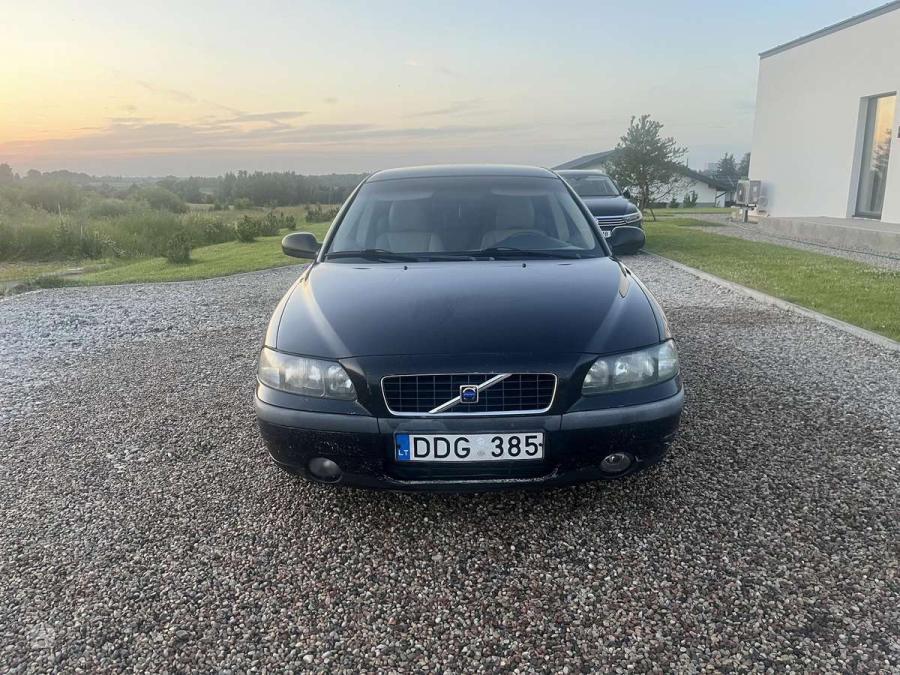 Black Volvo S60 2001 in Alytus, with an engine capacity of 2.40 L and mileage of 382 thousand km for 1199 €, photo 4 on AUTOMOTO.COM.LV