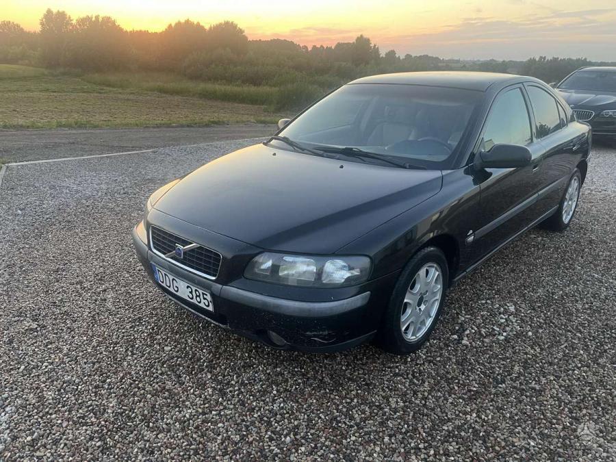 Black Volvo S60 2001 in Alytus, with an engine capacity of 2.40 L and mileage of 382 thousand km for 1199 €, photo 5 on AUTOMOTO.COM.LV