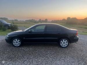 Black Volvo S60 2001 in Alytus, with an engine capacity of 2.40 L and mileage of 382 thousand km for 1199 €, photo 6 on AUTOMOTO.COM.LV