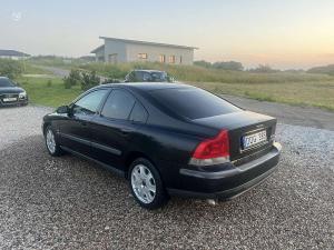 Black Volvo S60 2001 in Alytus, with an engine capacity of 2.40 L and mileage of 382 thousand km for 1199 €, photo 7 on AUTOMOTO.COM.LV