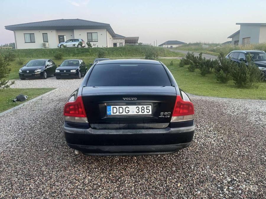Black Volvo S60 2001 in Alytus, with an engine capacity of 2.40 L and mileage of 382 thousand km for 1199 €, photo 8 on AUTOMOTO.COM.LV