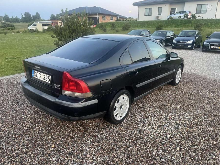 Black Volvo S60 2001 in Alytus, with an engine capacity of 2.40 L and mileage of 382 thousand km for 1199 €, photo 9 on AUTOMOTO.COM.LV