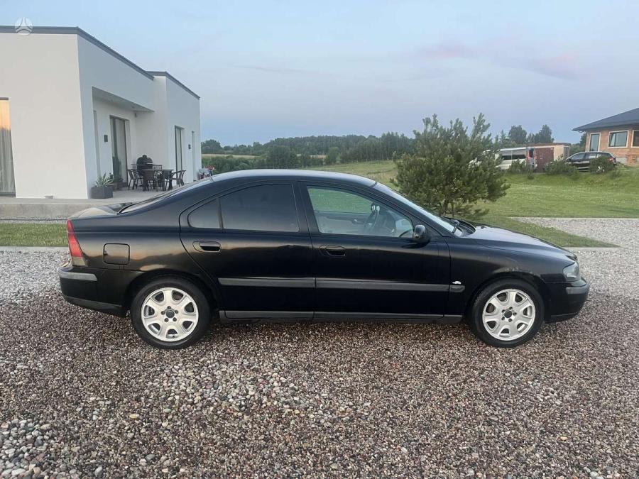 Black Volvo S60 2001 in Alytus, with an engine capacity of 2.40 L and mileage of 382 thousand km for 1199 €, photo 10 on AUTOMOTO.COM.LV