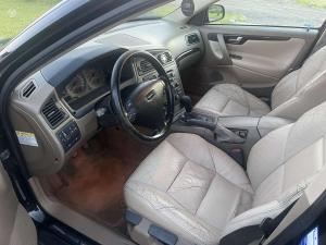 Black Volvo S60 2001 in Alytus, with an engine capacity of 2.40 L and mileage of 382 thousand km for 1199 €, photo 13 on AUTOMOTO.COM.LV