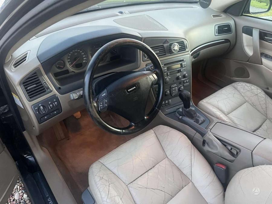 Black Volvo S60 2001 in Alytus, with an engine capacity of 2.40 L and mileage of 382 thousand km for 1199 €, photo 14 on AUTOMOTO.COM.LV