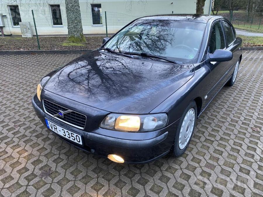 Black Volvo S60 2002 in Cesis, with an engine capacity of 2.40 L and mileage of 334 thousand km for 1450 €, photo 1 on AUTOMOTO.COM.LV