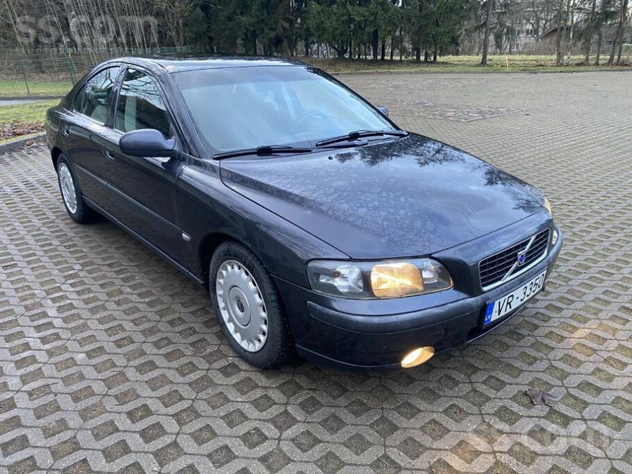 Black Volvo S60 2002 in Cesis, with an engine capacity of 2.40 L and mileage of 334 thousand km for 1450 €, photo 2 on AUTOMOTO.COM.LV