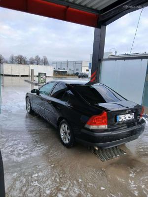 Black Volvo S60 2002 in Siauliai, with an engine capacity of 2.40 L and mileage of 350 thousand km for 1250 €, photo 2 on AUTOMOTO.COM.LV