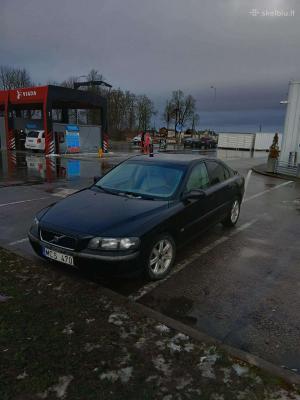 Black Volvo S60 2002 in Siauliai, with an engine capacity of 2.40 L and mileage of 350 thousand km for 1250 €, photo 4 on AUTOMOTO.COM.LV