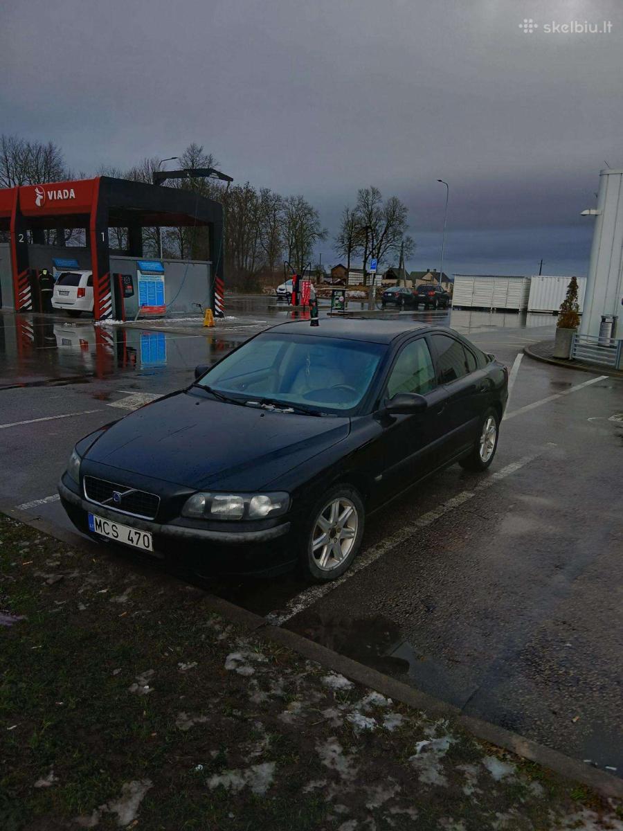 Black Volvo S60 2002 in Siauliai, with an engine capacity of 2.40 L and mileage of 350 thousand km for 1250 €, photo 4 on AUTOMOTO.COM.LV