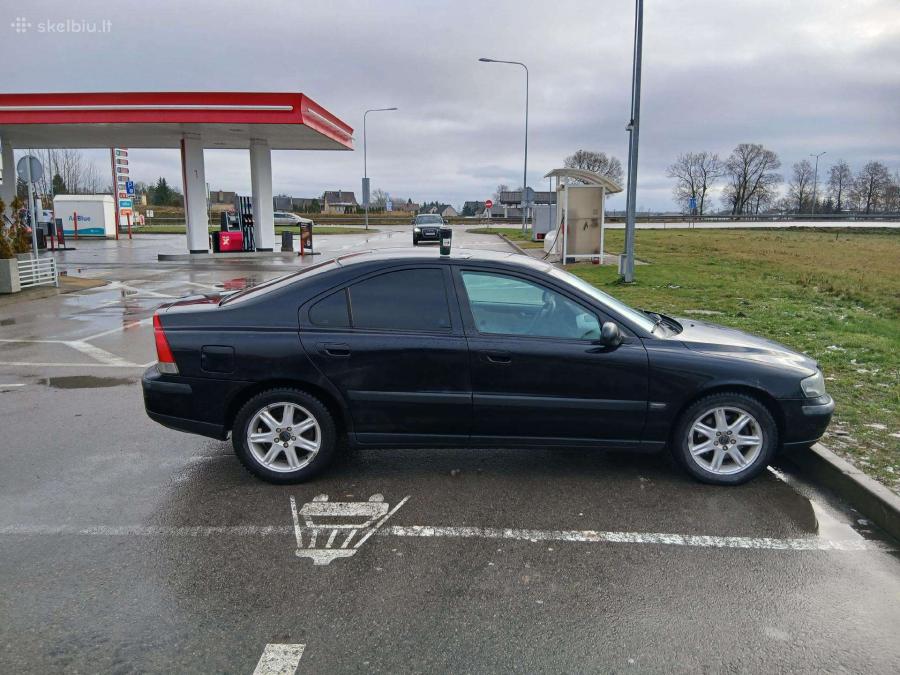 Black Volvo S60 2002 in Siauliai, with an engine capacity of 2.40 L and mileage of 350 thousand km for 1250 €, photo 5 on AUTOMOTO.COM.LV