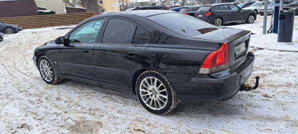Black Volvo S60 2002 in Kaunas, with an engine capacity of 2.40 L and mileage of 304 thousand km for 1400 €, photo 1 on AUTOMOTO.COM.LV