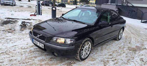 Black Volvo S60 2002 in Kaunas, with an engine capacity of 2.40 L and mileage of 304 thousand km for 1400 €, photo 2 on AUTOMOTO.COM.LV