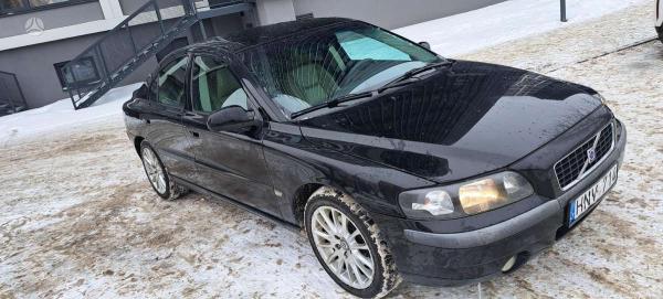 Black Volvo S60 2002 in Kaunas, with an engine capacity of 2.40 L and mileage of 304 thousand km for 1400 €, photo 3 on AUTOMOTO.COM.LV