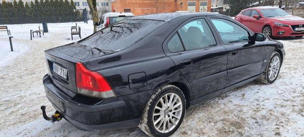 Black Volvo S60 2002 in Kaunas, with an engine capacity of 2.40 L and mileage of 304 thousand km for 1400 €, photo 4 on AUTOMOTO.COM.LV