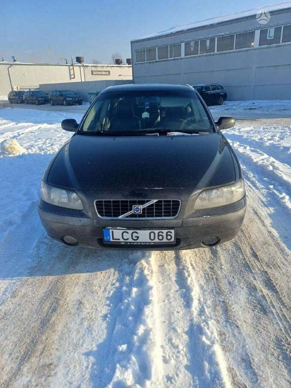 Melns Volvo S60 2002 Kauņa, ar dzinēja tilpumu 2.44 L un nobraukumu 340 tūkst. km par 1250 €, foto 3 vietnē AUTOMOTO.COM.LV