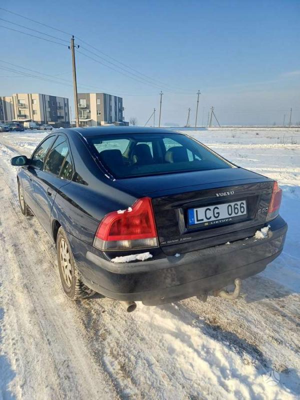 Melns Volvo S60 2002 Kauņa, ar dzinēja tilpumu 2.44 L un nobraukumu 340 tūkst. km par 1250 €, foto 4 vietnē AUTOMOTO.COM.LV