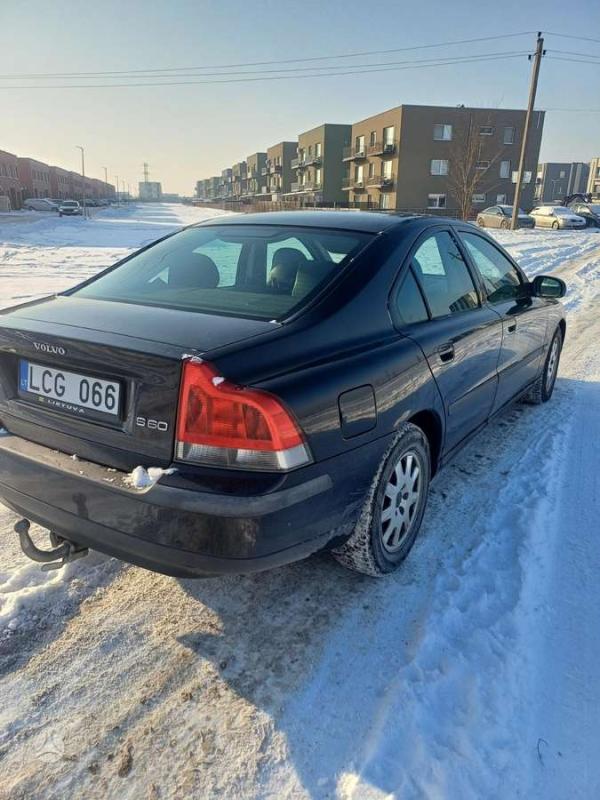 Melns Volvo S60 2002 Kauņa, ar dzinēja tilpumu 2.44 L un nobraukumu 340 tūkst. km par 1250 €, foto 5 vietnē AUTOMOTO.COM.LV