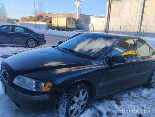 Black Volvo S60 2002 in Aizkraukle, with an engine capacity of 2.40 L and mileage of 0 thousand km for 1250 €, photo 2 on AUTOMOTO.COM.LV