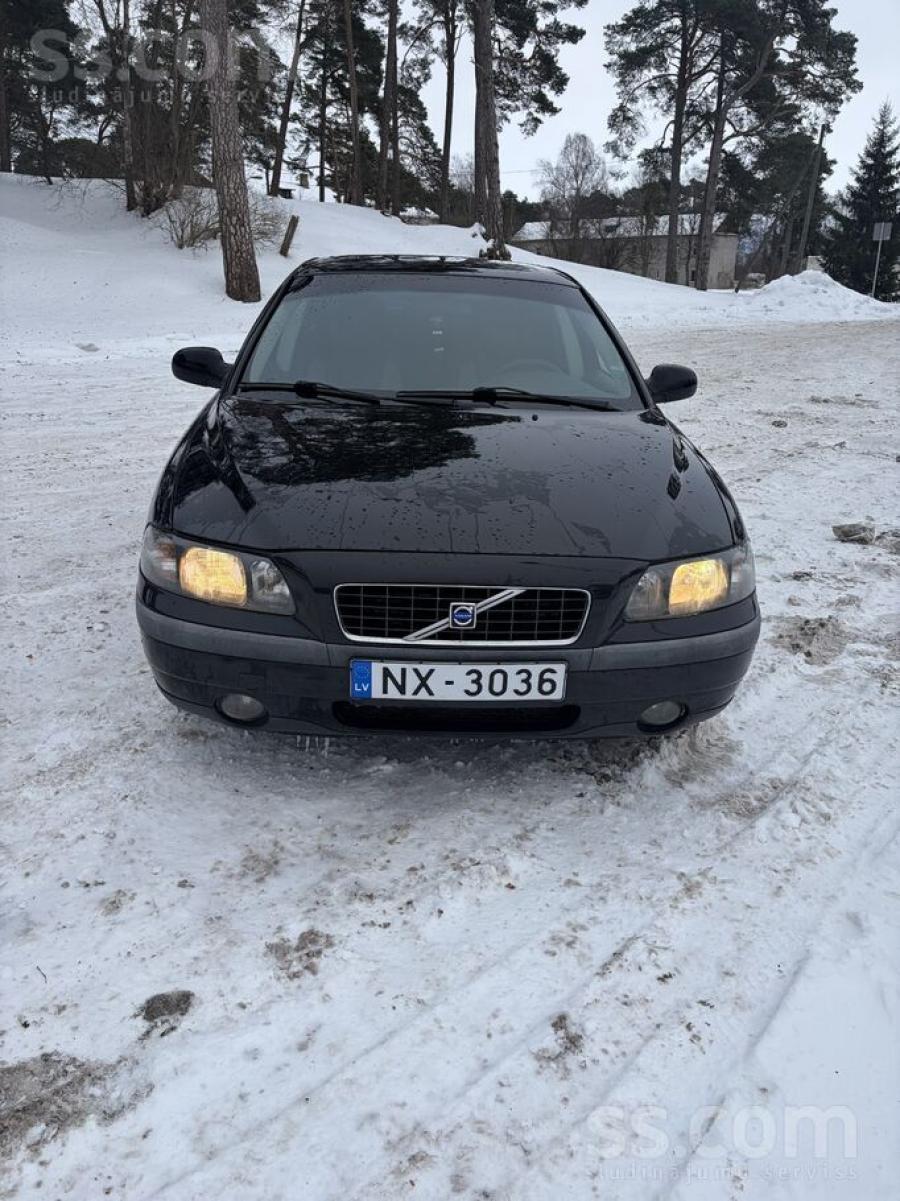 Black Volvo S60 2002 in Ventspils, with an engine capacity of 2.40 L and mileage of 334 thousand km for 1900 €, photo 1 on AUTOMOTO.COM.LV