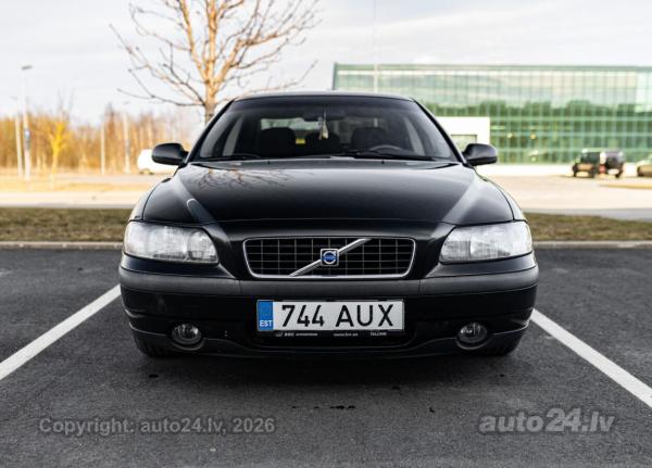 Black Volvo S60 2002 in Tallinn, with an engine capacity of 2.40 L and mileage of 235 thousand km for 1498 €, photo 1 on AUTOMOTO.COM.LV